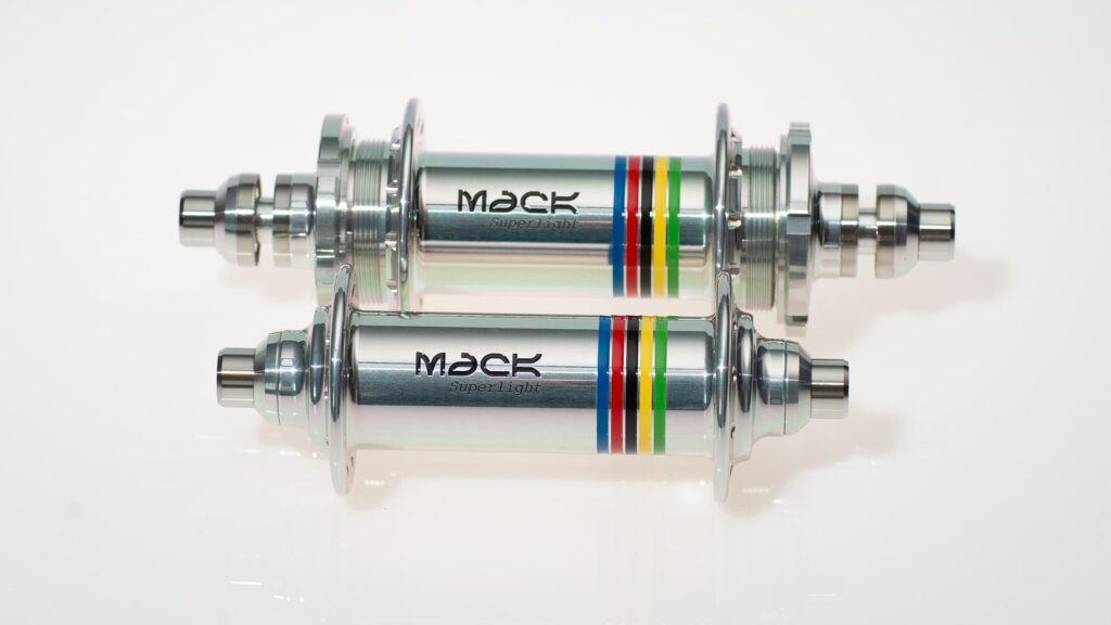 THE MACK COMPANY. Light track hubs - Mackhubs